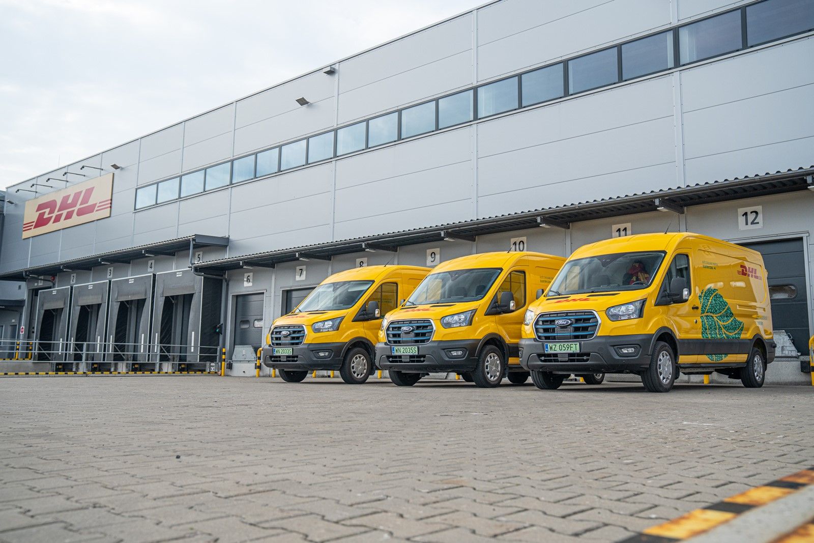 Sto nowych E-Transitów dołącza do floty DHL Parcel! Grupa Gezet